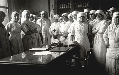 Le Pr Walther Entouré Dinfirmières [1914 1918] Archives Ap Hp