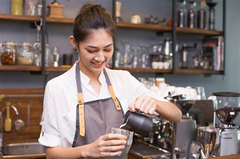 아시아 바리 스타 여자 게에 커피 바 커피를 만들기 위해 여자 성공입니다 기업가에 대한 스톡 사진 및 기타 이미지 기업가 라떼 레스토랑 Istock
