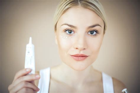 혈 청 치료를 적용 하는 우아한 메이크업 여자입니다 복사를 위한 공간입니다 20 24세에 대한 스톡 사진 및 기타 이미지