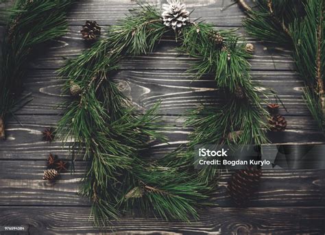 세련 된 크리스마스 화 환을 소박한 뚱 뚱이 하다 녹색 나뭇가지 전나무 그리고 소나무 콘 아니 스 평면도 소박한 나무 배경 텍스트에 대 한 공간에 계절 인사말 대기 겨울