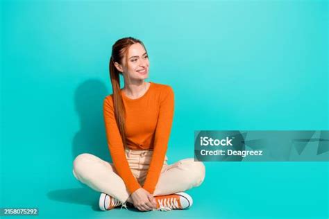 전체 길이 사진 만족 예쁜 여자가 입고 작물 탑 바닥에 앉아서 로고를 봐 빈 공간 고립 된 터키석 색상 배경 20 24세에 대한 스톡 사진 및 기타 이미지 Istock