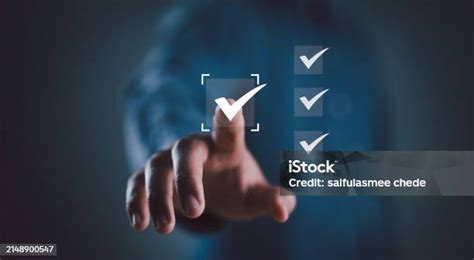 품질 인증서 및 체크리스트 및 분석가는 품질 관리와 함께 마케팅 계획 할당을 목표로 합니다 표준화 인증 규정 서비스 및 표준 준수 가상현실에 대한 스톡 사진 및 기타 이미지