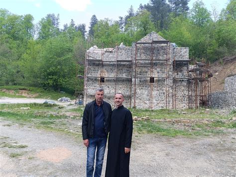 ТРОЈЕРУЧИЦА НА ПОКЛОН МАНАСТИРУ УДРИМ Драган Мишановић је приложник и велика подршка обнови
