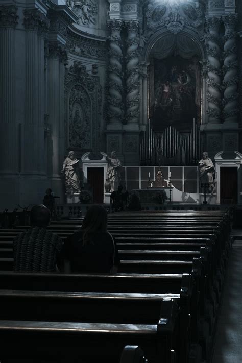 가톨릭교 거룩한 고딕 스타일 교회 구슬 그랜드 기념비적 인 기도 기독교 높은 천장 대성당 뒷모습 묵상 문화 문화 유산 미사 바로크 벤치 사람