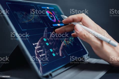 비즈니스 분석 및 데이터 관리 시스템에서 작동하는 비즈니스 데이터 분석은 데이터베이스에 연결된 Kpi 및 메트릭으로 보고서를 작성합니다 재무 운영 영업 마케팅을위한 기업