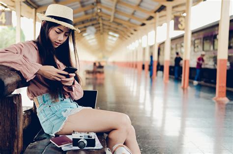 기차 역에서 모바일 스마트 폰을 사용 하 여 여성 여행자 여행 여정 여행 컨셉 관광객에 대한 스톡 사진 및 기타 이미지 관광객 기차 대기 Istock