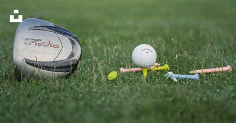 잔디 위의 골프 클럽과 골프공 사진 Unsplash의 무료 골프 이미지