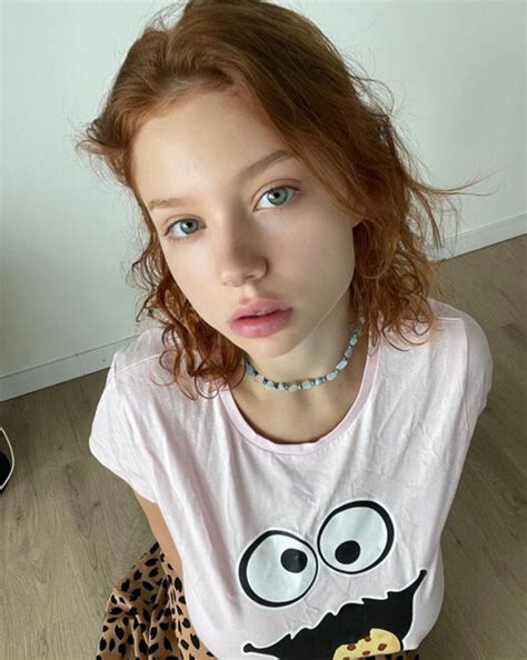 Flesh 4 Fantasy 1 Buxom Babe Teases With Her Big Boobs In A Sexy