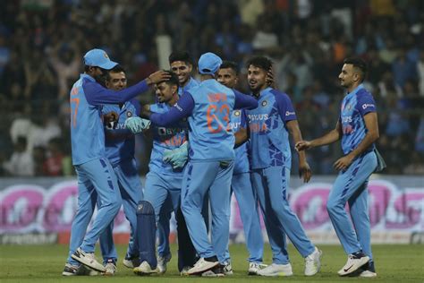 Axar Patel Congratulates Wicket Taker Harshal Patel