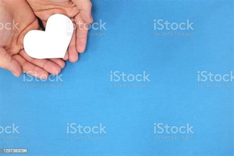 하얀 심장 모양을 잡고 있는 남성의 손 사랑과 친절 개념 복사 공간이 있는 상단 뷰입니다 도움의 손길에 대한 스톡 사진 및 기타 이미지 Istock