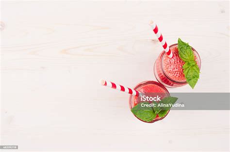 유리에서 갓 혼합된 빨간 딸기 과일 스무디는 밀 짚 민트 잎 평면도와 항아리 화이트 나무 보드 배경 공간을 복사 합니다 0명에 대한 스톡 사진 및 기타 이미지 Istock
