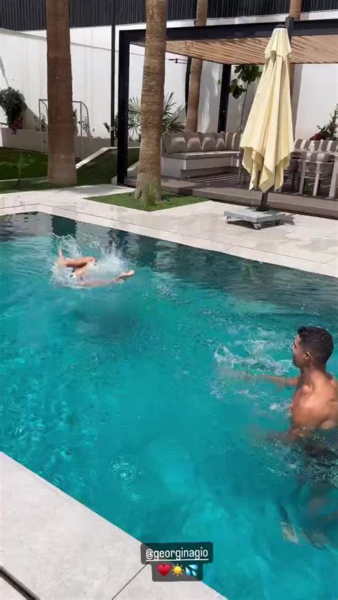 ابراز علاقه رونالدو به پسرش 😂 طرفداری