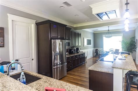 어두운 목재 캐비닛 단단한 나무 바닥 스테인레스 스틸 가전제품이 있는 새로운 주방 가정 생활에 대한 스톡 사진 및 기타 이미지 가정 생활 미국 주거 건물 Istock