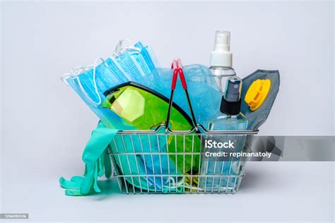 의료 시설로 가득 찬 바구니 카트 일회용 의료 용 얼굴 마스크 라텍스 장갑 한 켤레 밝은 회색 배경위에 모자 보호 안경 및 소독제 병 0명에 대한 스톡 사진 및 기타 이미지