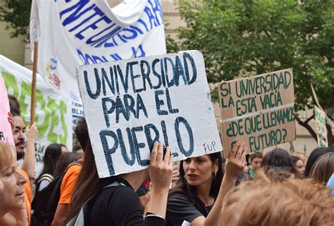 Marcha Federal Universitaria Facultad De Trabajo Social Uner