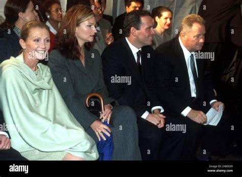 K12336jkel Uso Honors John Waqyne With Duke Stealth Helicopter Michael Wayne And Wife Marisa