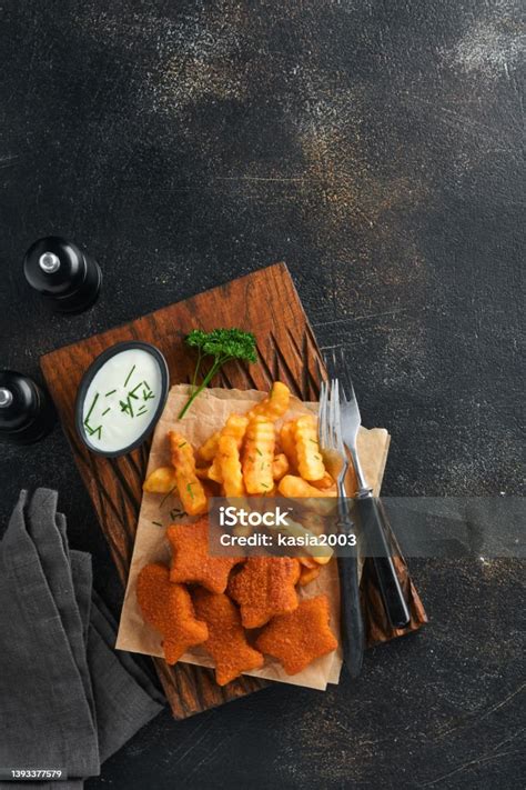 피쉬 앤 칩스 영국 패스트 푸드 생선 감자 튀김과 함께 어두운 오래된 콘크리트 배경에 소박한 보드에 설정 전통적인 영국 정통 거리 음식 또는 테이크 아웃 음식 모의 상단