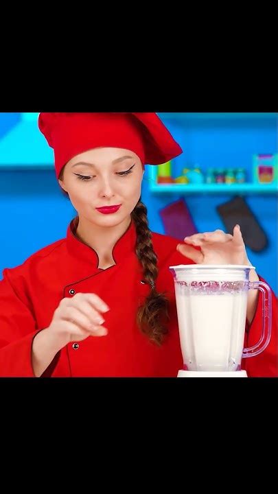 빨간 옷을 입은 소녀 요리 중여자가 빨간색 옷을 입고 요리하는 모습 Youtube