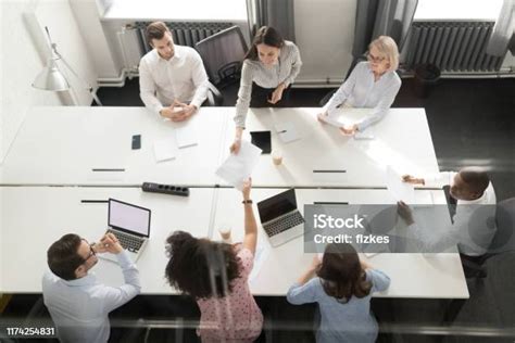 다양한 직원들이 사무실 회의에서 서류 를 분석하는 주요 뷰 이사회실에 대한 스톡 사진 및 기타 이미지 이사회실 하이 앵글 개념 Istock