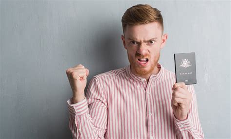 호주 화가의 여권 및 미친과 손으로 올린 분노 개념 소리 분노와 좌절된 소리 회색 그런 지 벽에 빨강 머리 젊은 남자 감정에 대한 스톡 사진 및 기타 이미지 Istock