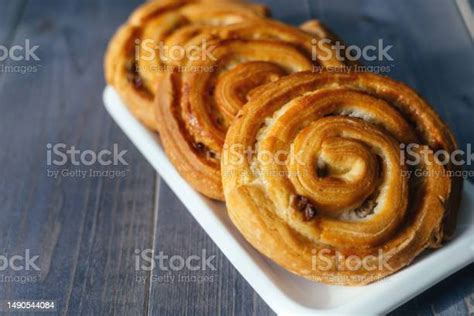 나무 배경에 빵입니다 낮에는 커피와 케이크를 먹으며 친구 및 가족과 이야기를 나누는 시간을 가지세요 0명에 대한 스톡 사진 및