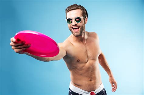 프리스비 디스크를 던지는 여름 옷에 활동적인 젊은 남자 20 29세에 대한 스톡 사진 및 기타 이미지 20 29세 계절 관광 리조트 Istock