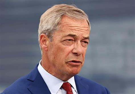 Un Hombre Lanza Un Vaso De Café A Nigel Farage En Un Acto De Campaña
