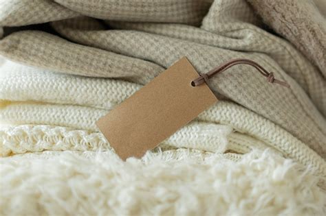 니트 옷과 빈 라벨의 더미 텍스트에 배치합니다 따뜻한 배경 니트웨어 텍스트 공간 가을 겨울 컨셉 따뜻한 스웨터와 배경 0명에 대한 스톡 사진 및 기타 이미지 Istock