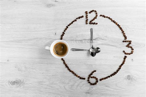 커피 콩은 시계의 형태로 접혀 9번 대신 커피 한 잔이 커피를 마실 시간이라는 뜻입니다 갈색에 대한 스톡 사진 및 기타 이미지 갈색 개념 개념과 주제 Istock