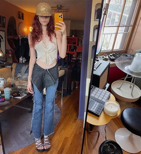 Perla Haney Jardine Feet