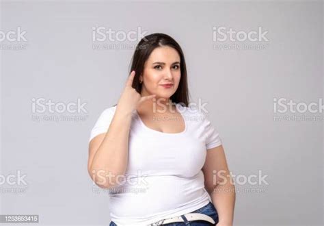 긴 머리를 가진 플러스 크기 모델 전화 나를 제스처 갈색에 대한 스톡 사진 및 기타 이미지 갈색 귀여운 다이어트 Istock