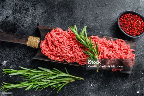 신선한 생 다진 쇠고기 허브와 향신료를 곁들인 갈은 고기 검은 색 배경 위쪽 보기 가루로 빻은에 대한 스톡 사진 및 기타 이미지 가루로 빻은 건강한 식생활 검은색