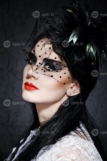 خرید و قیمت دانلود عکس زن جوان زیبا با آرایش هنرمندانه به سبک گوتیک ترب