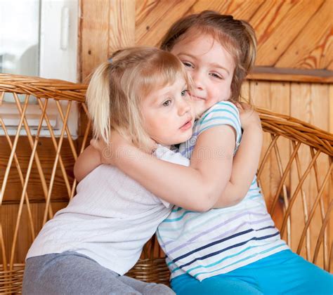 Soeurs S Asseyant S Embrassant Image Stock Image Du Famille Heureux