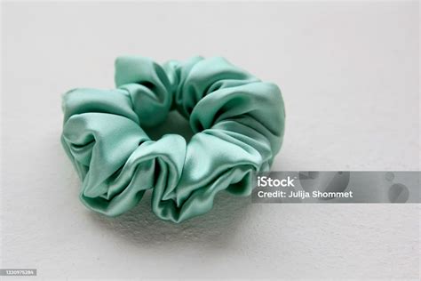 흰색 배경에 고립 된 청록색 실크 스크런치 화려한 탄성 헤어 밴드 보블 스크런키 헤어 밴드의 플랫 평신도 미용 도구 0명에 대한 스톡 사진 및 기타 이미지 Istock