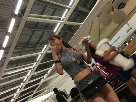 Foto Eksibisionis Cewek Amoy Di Ikea Pamer Toked Gak Pake Bra