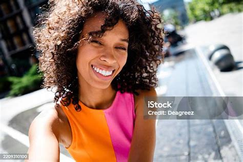 매력적인 젊은 쾌활한 아가씨 빛나는 미소 착용 화려한 옷 시간을 보내고 분수 야외에서 주말을 즐기는 사진 25 29세에 대한 스톡 사진 및 기타 이미지 Istock