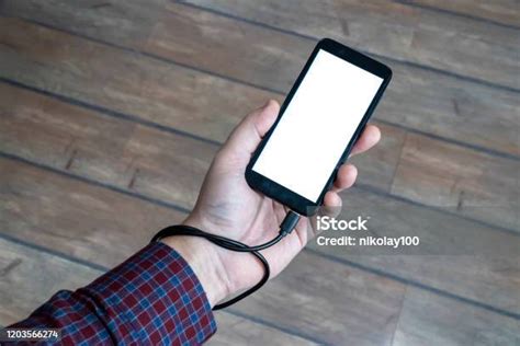 소셜 미디어 강박 관념 개념입니다 휴대 전화 충전 케이블은 손 주위에 얽혀 Usb 케이블에 대한 스톡 사진 및 기타 이미지 Usb 케이블 강박 개념 Istock