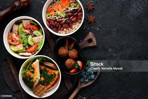 건강 한 음식으로 포 일 상자를 테이크의 컬렉션입니다 매일 식사와 함께 컨테이너의 집합입니다 평면도 무료 복사 공간 0명에 대한