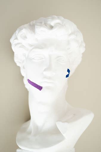 키네시오 테이프가있는 석고 머리 동상 얼굴 테이핑 리프팅 트리트먼트 온 페이스 컨셉 머리에 대한 스톡 사진 및 기타 이미지