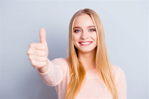 캐주얼 감정 매력 고용 완벽 한 흥분된 유행 추천 원하는 사람 개념 쾌활 한 귀여운 자신감 예쁜 여자 엄지손가락 업 기호 절연