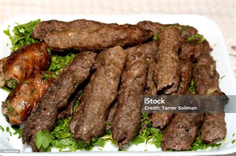 아랍 요리 전통 음식 쇠고기 Kofta 케밥 및 타르브 코프타 양고기 지방 숯불에 싸서 구운 다진 고기이며 녹색 파슬리 층에