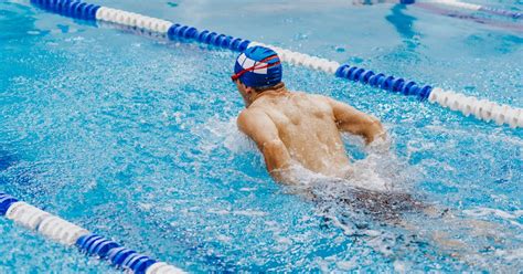히스패닉 청년 수영 선수는 멕시코 라틴 아메리카의 수영장에서 수영 훈련에서 모자를 쓰고 있습니다 사진 Unsplash의 물 이미지