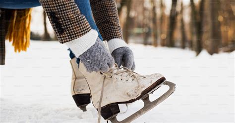 낡은 아이스 스케이트를 타는 겨울 옷을 입은 알아볼 수 없는 여자 닫으십시오 눈 덮인 겨울 자연 사진 Unsplash의