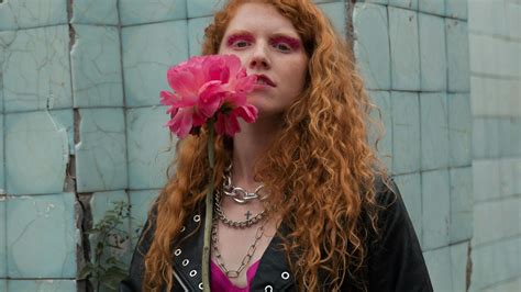 10 Colors That Look Best On Redheads And 10 That Never Look Good