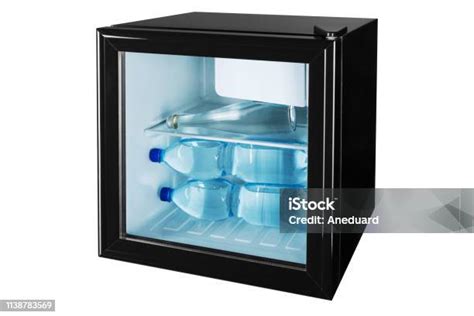 투명 유리 도어 블랙 냉장고 바 물이 가득 3 병 내부 여름과 냉각의 개념 냉장고에 대한 스톡 사진 및 기타 이미지 냉장고 작은 0명 Istock