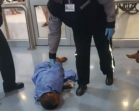 Kyk Pasiënt Word Op Hospitaalvloer Gesleep Son