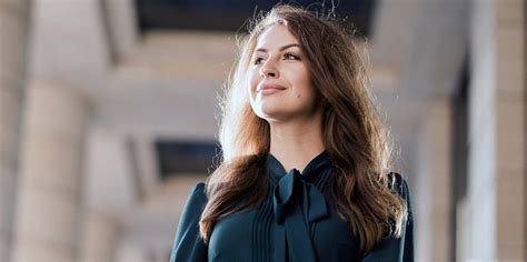 Body Language Hacks That Teach You How To Be Confident J Cameron Gantt Yourtango