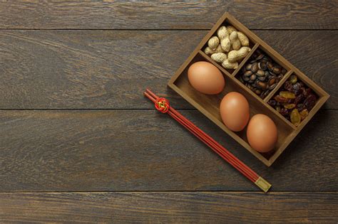 배열 장식 중국 새 해 및 달 휴가 배경 개념의 상위 뷰 공중 이미지 샷 평평 하다 음식과 현대에 필수 항목 홈 오피스 책상에 나무 갈색 크리에이 티브에 대 한 공간 개인