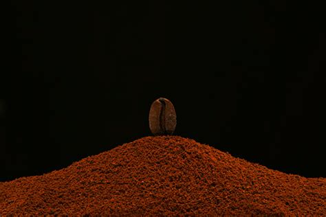 신선한 볶은 커피 콩은 검은 배경에 지상 커피 한 줌에 서 있습니다 격리 된 매크로입니다 포스트 카드 배너입니다 복사 공간 어두운 색에 대한 스톡 사진 및 기타 이미지